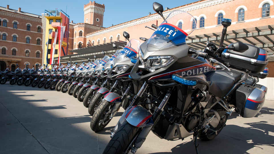 Honda Motorräder feierlich an Landespolizeidirektion Wien übergeben